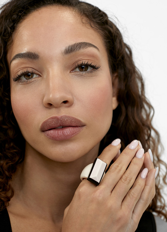 Ring in Weiß und Schwarz